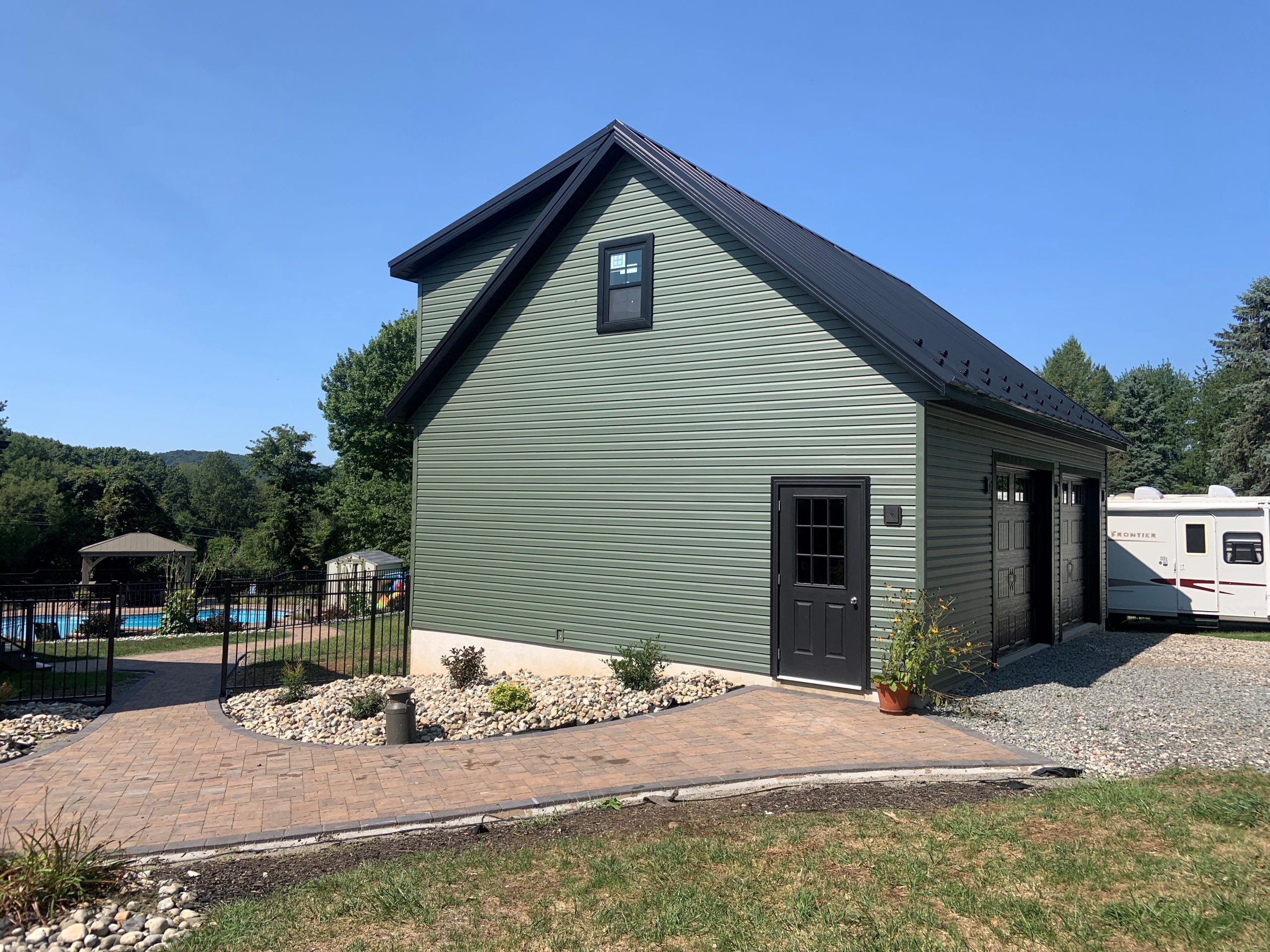 Custom Garages Delivered & Installed in a Single Day | Backyard Outdoor ...